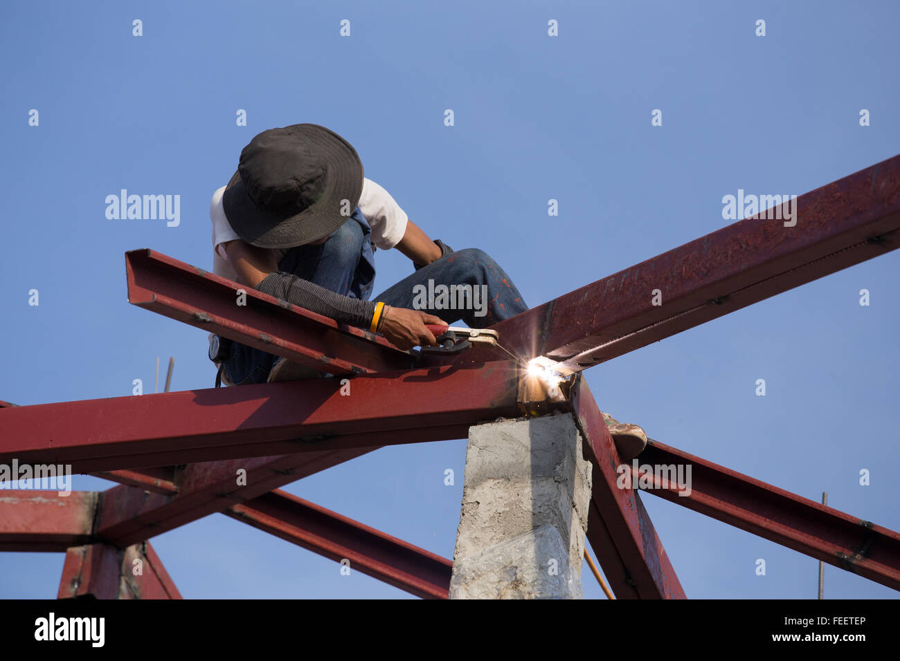 worker welding the steel to build the roof at construction site Stock ...
