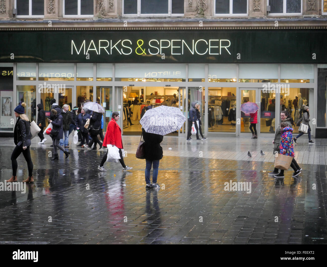 Liverpool Merseyside UK Shoppers on a rainy winters afternoon Stock ...