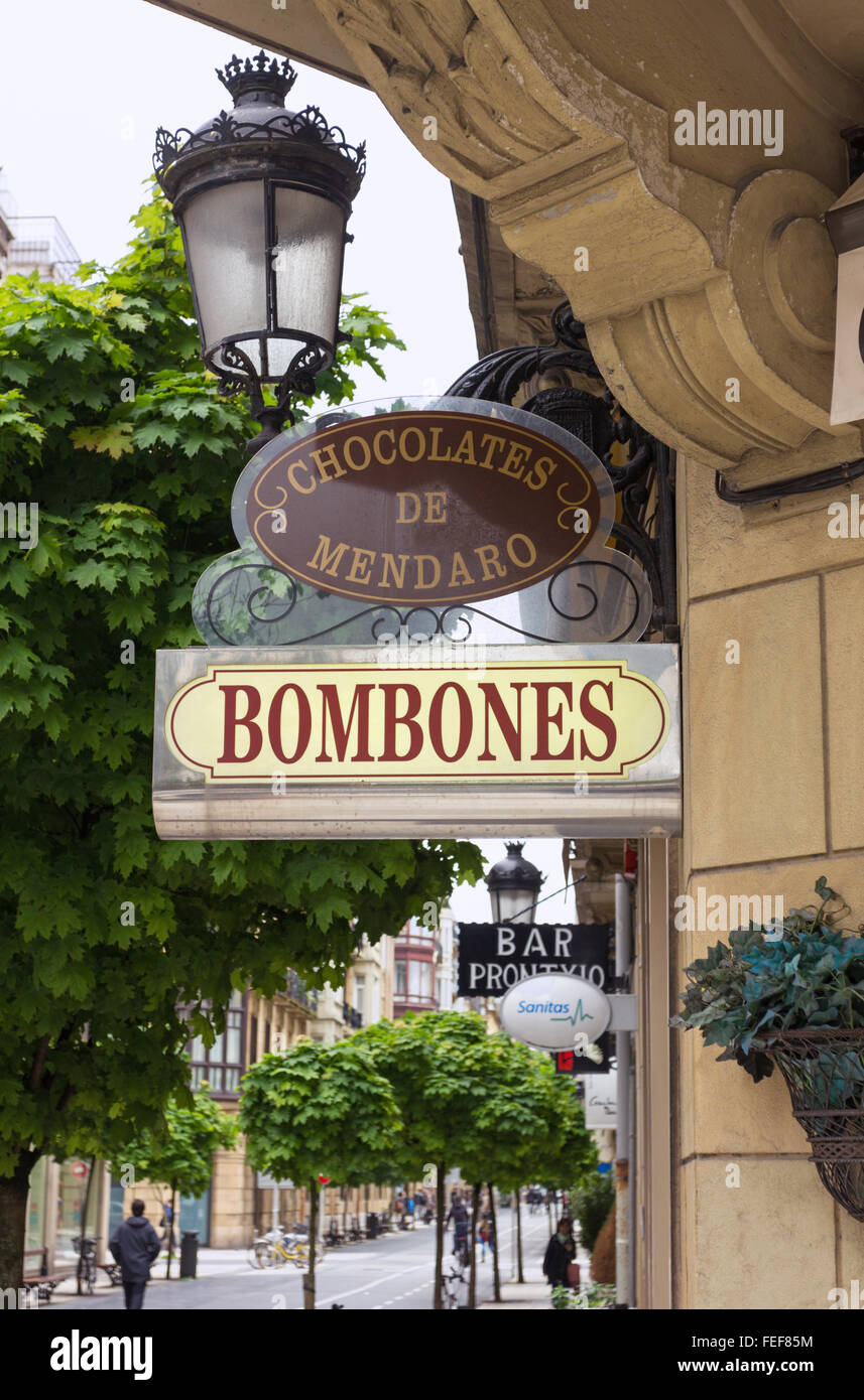 Chocolates de Mendaro Saint-Gerons, bombones, Etxaide Kalea, San ...