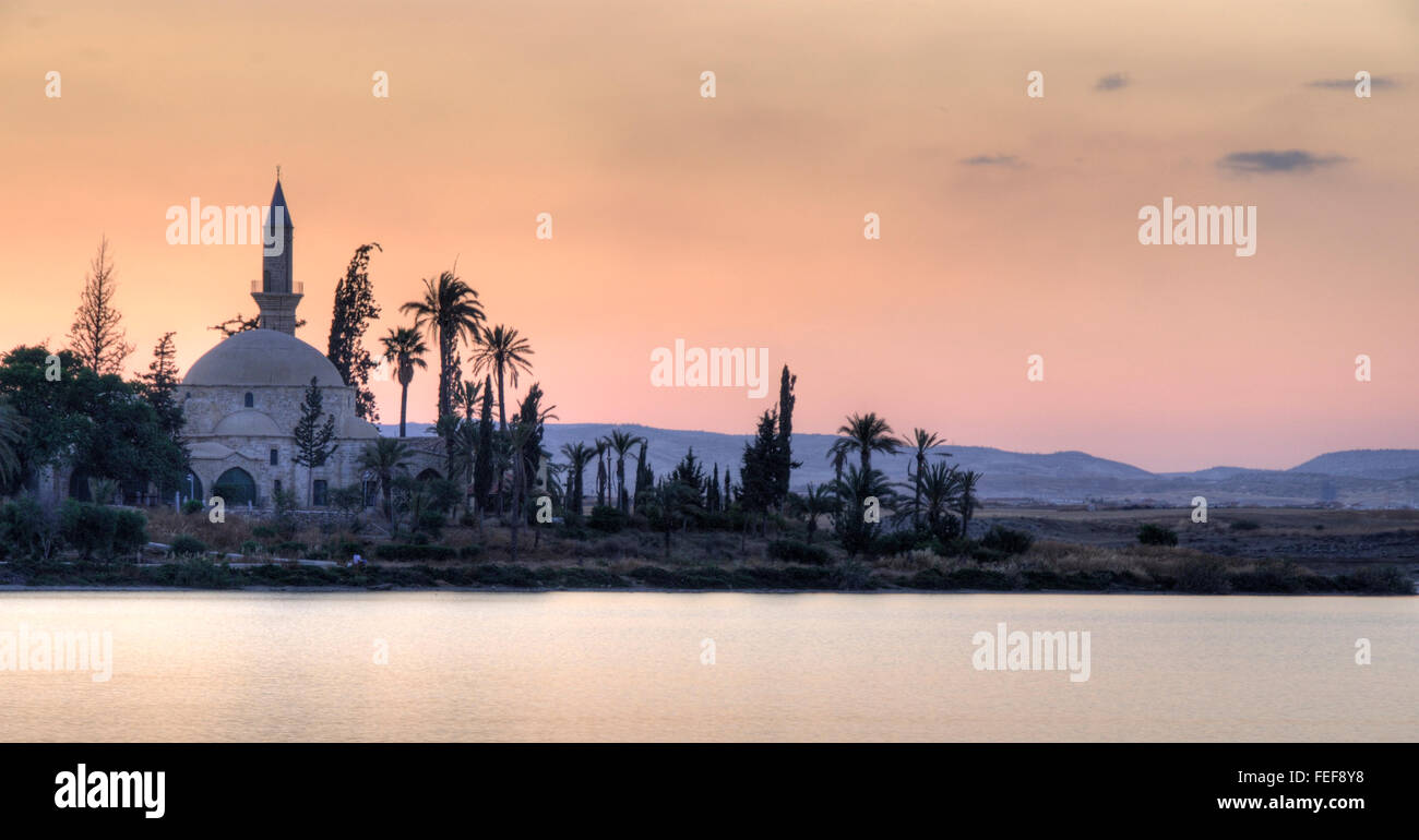 Hala sultan Tekke famous religious Islamic mosque late in the evening ...