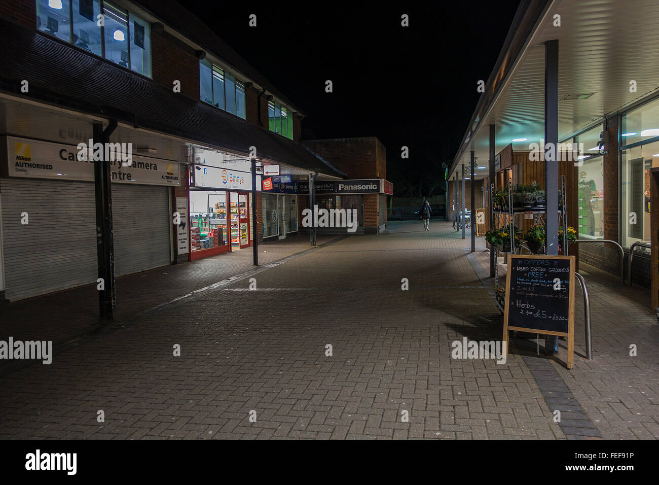 Empty mall hi-res stock photography and images - Alamy
