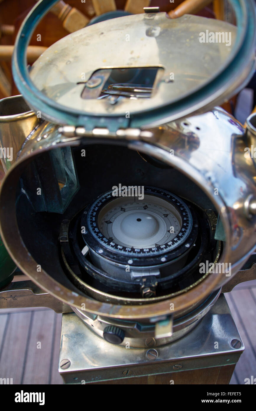 Ships compass hi-res stock photography and images - Alamy