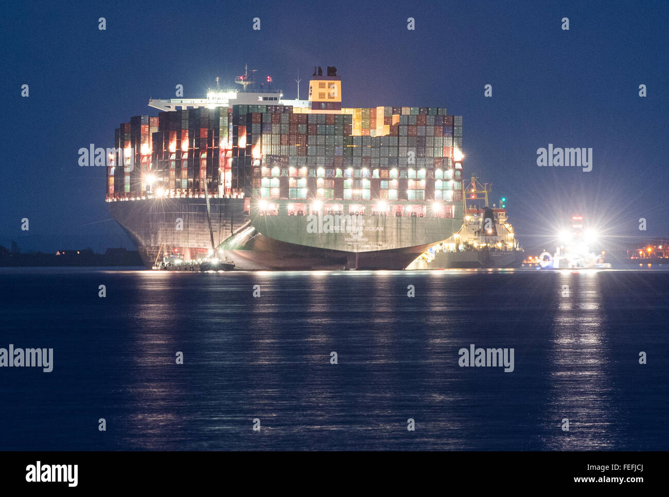 The container ship 'CSCL Indian Ocean' can be seen aground on the Elbe ...