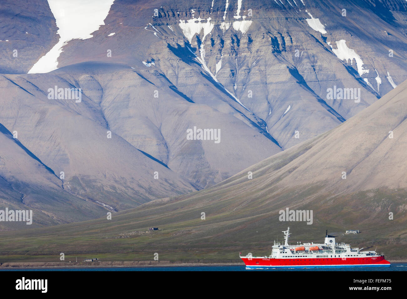 Beautiful scenic view with norge cruise boat docked at Longyearbyen ...
