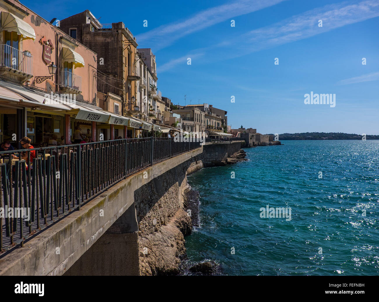 Waterside cafe hi-res stock photography and images - Alamy