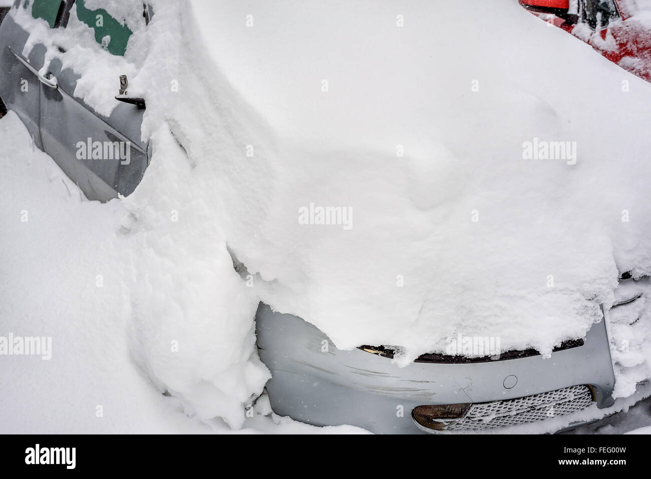 Car buried under snow hi-res stock photography and images - Alamy