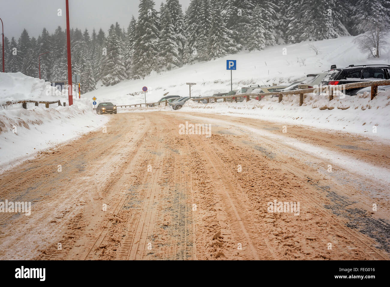 Winter road with cars and fog Stock Photo - Alamy