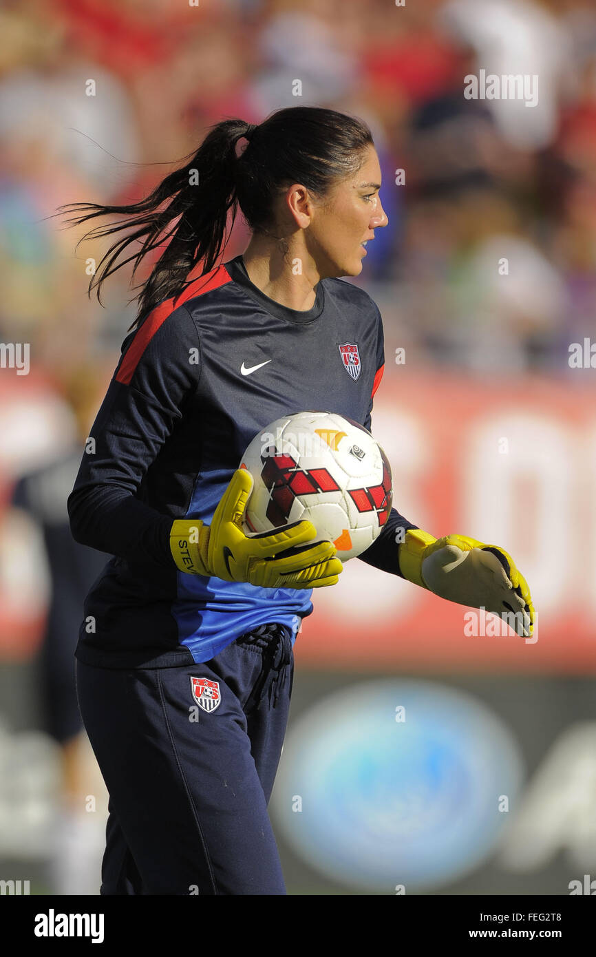 Orlando, FL, USA. 10th Nov, 2013. U.S. goalkeeper Hope Solo (1) prior ...