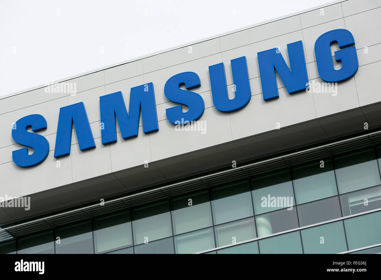 A logo sign outside of a facility occupied by Samsung in Sunnyvale ...