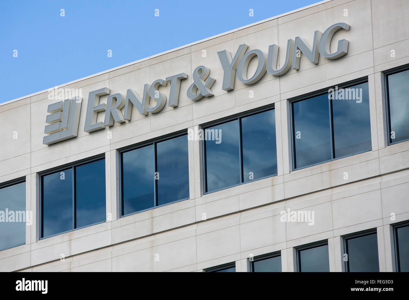 Ernst and young building hi-res stock photography and images - Alamy