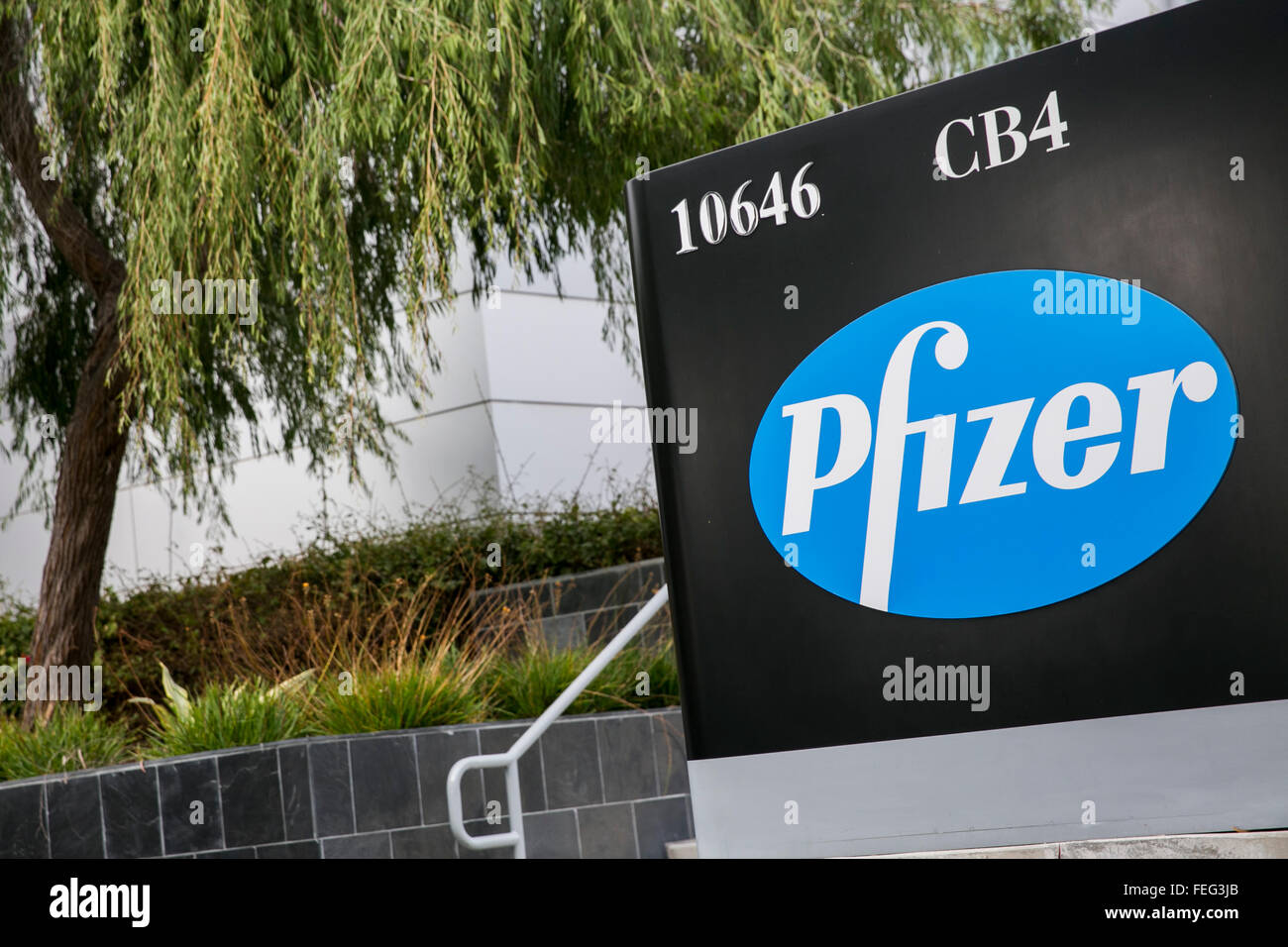 Pfizer building hi-res stock photography and images - Alamy