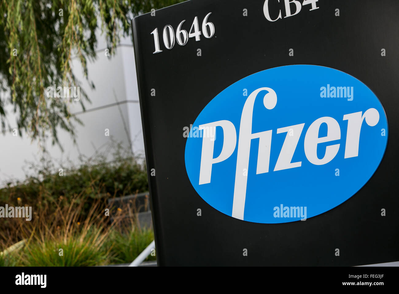 Pfizer building hi-res stock photography and images - Alamy