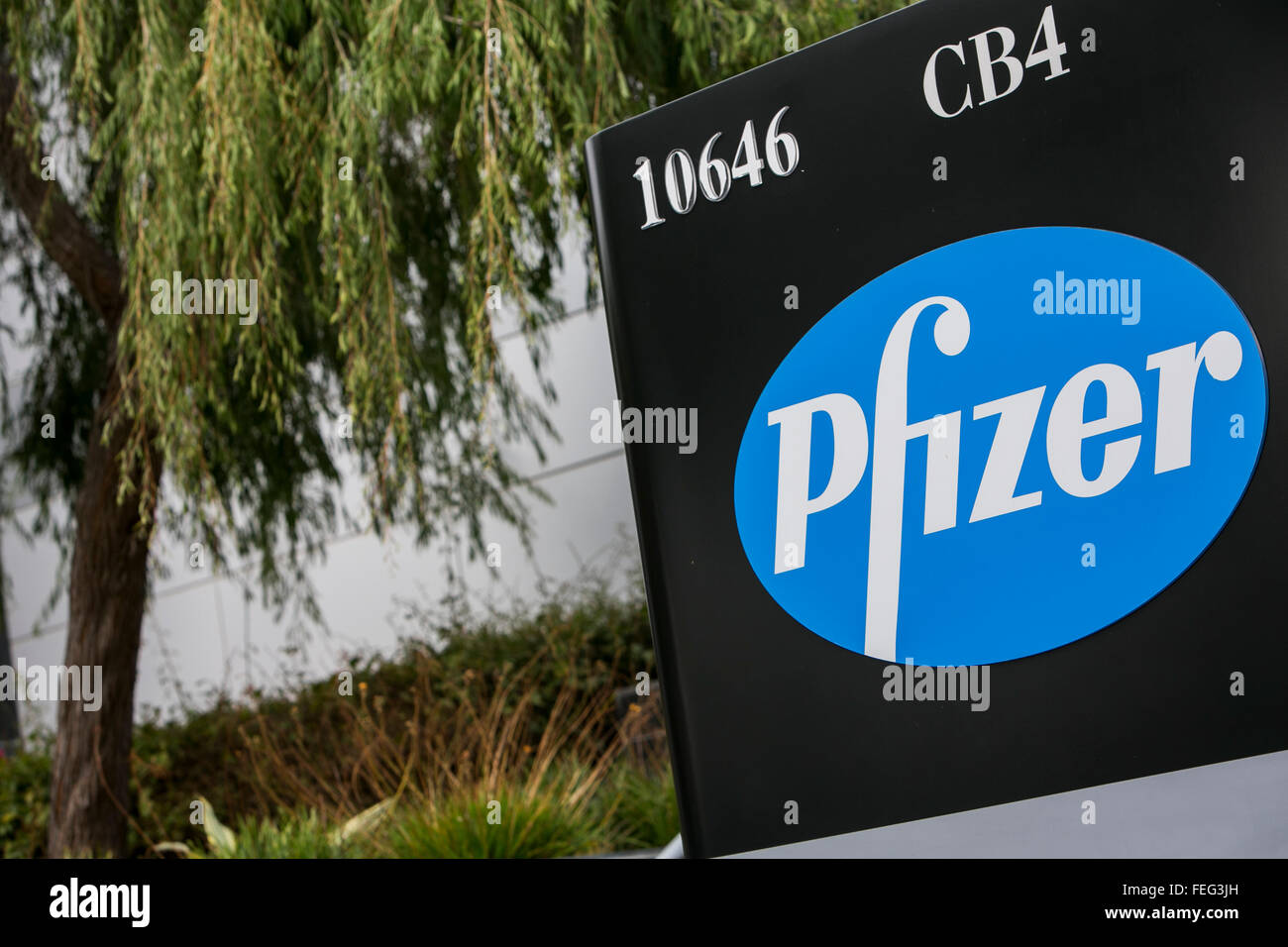 Pfizer building hi-res stock photography and images - Alamy