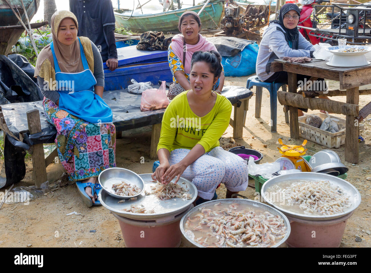 Woman selling fresh prawns market in Nakhon Si Thammarat province ...