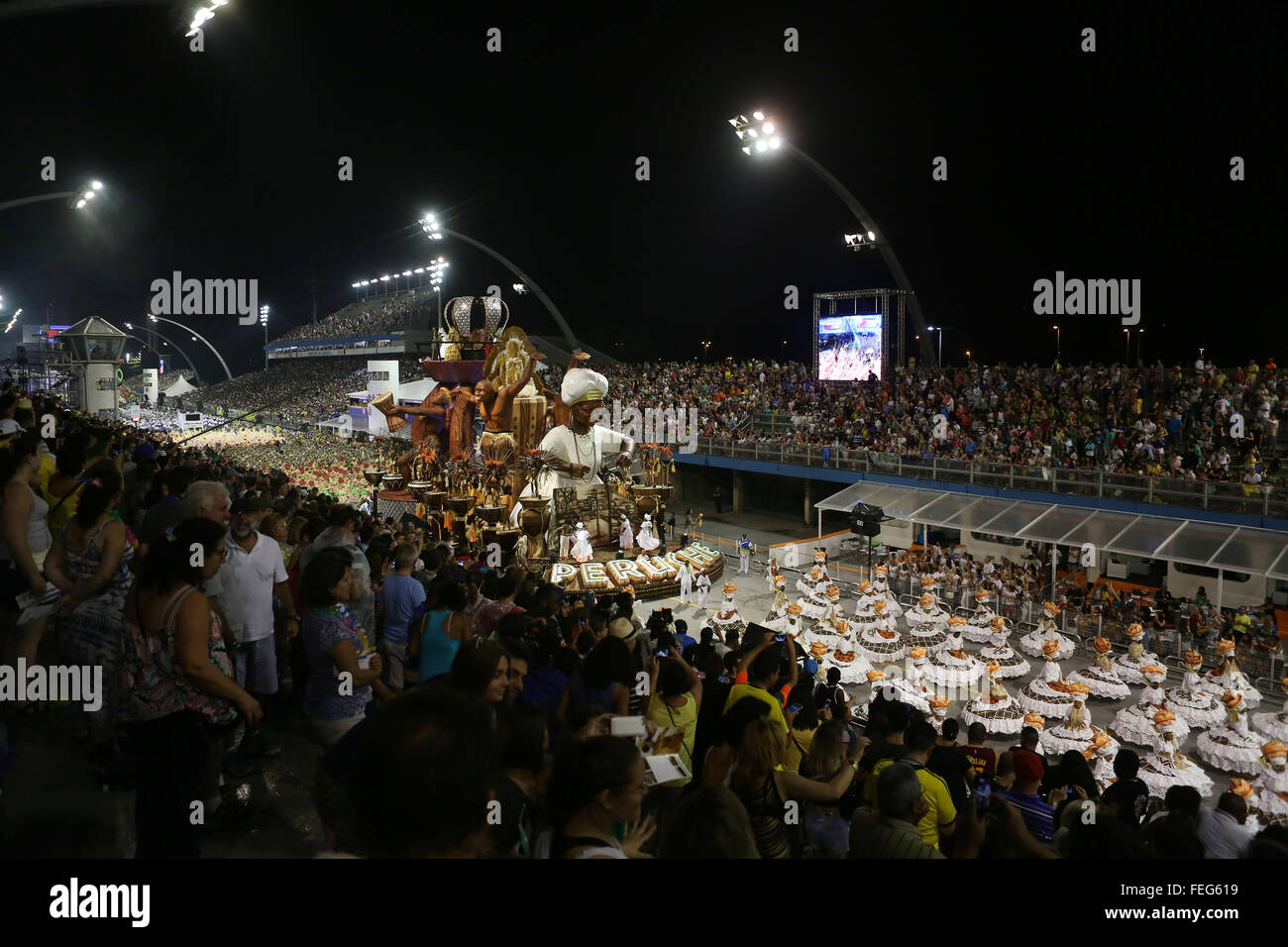 Sao Paulo, Brazil. 6th Feb, 2016. Members of Peruche Samba School take ...