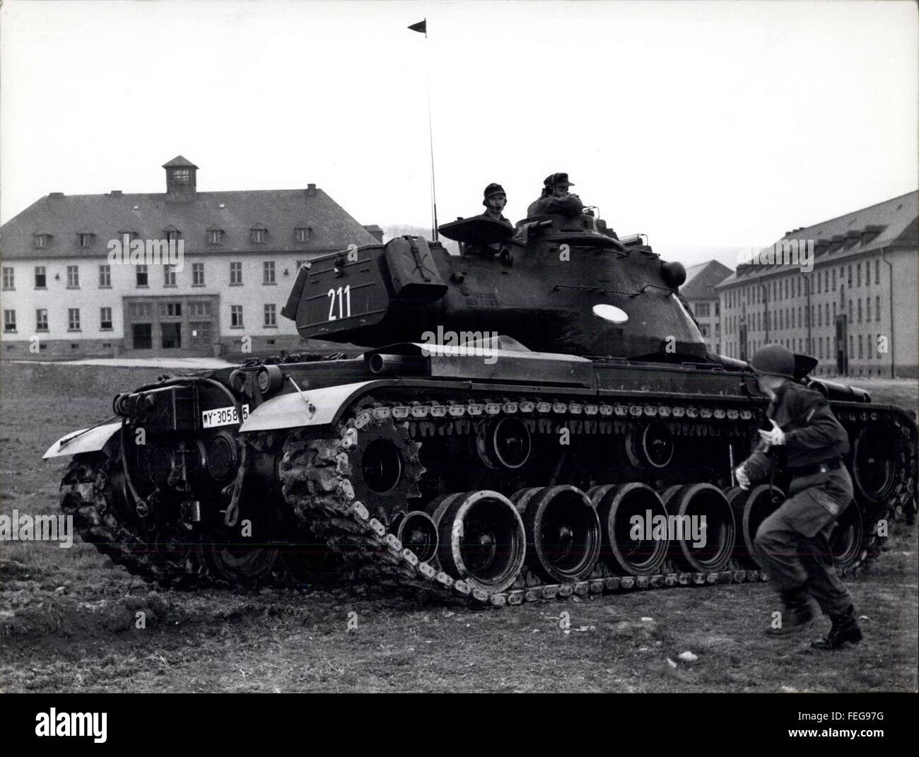 1953 - Close-combat of tanks with hand grenades and concentric charges ...