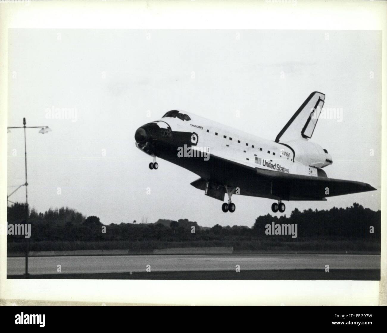 Space shuttle landing on strip hi-res stock photography and images - Alamy
