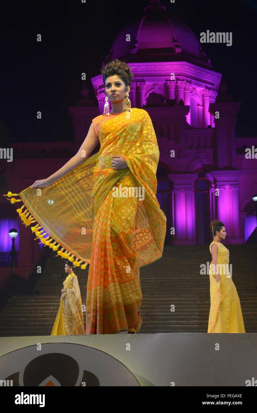Dhaka, Bangladesh. 07th Feb, 2016. Bangladeshi Ramp models are ...