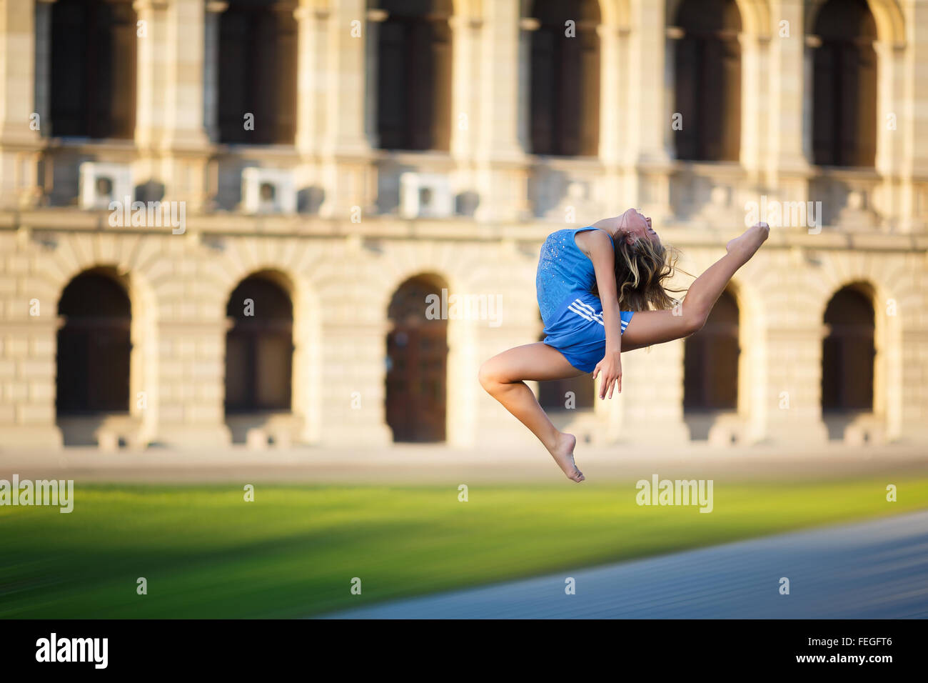 Young female gymnast in splits hi-res stock photography and images - Alamy
