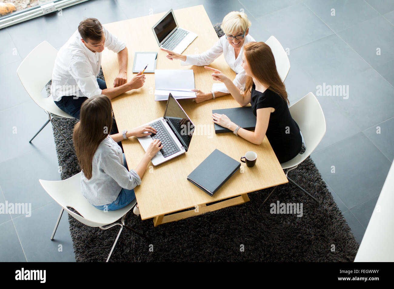 Teamwork at office hi-res stock photography and images - Alamy
