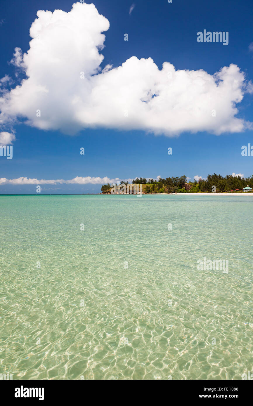 Sunny landscape perfect shore beach hi-res stock photography and images ...