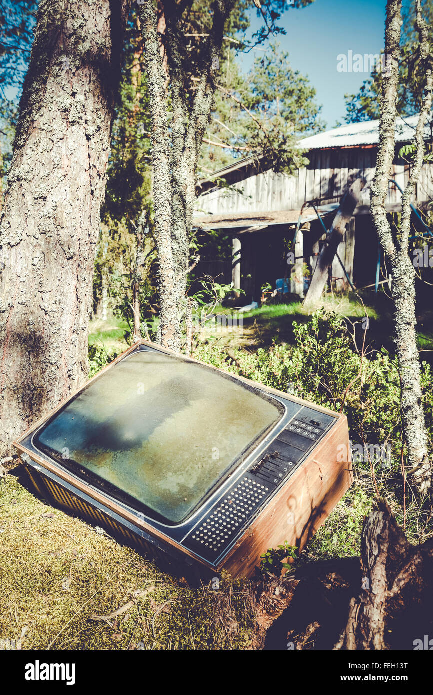 Old tv broken screen hi-res stock photography and images - Alamy