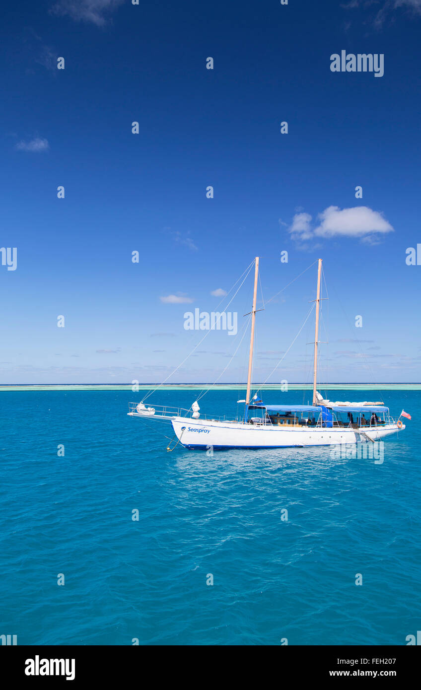 Yacht in lagoon of Mana Island, Mamanuca Islands, Fiji Stock Photo - Alamy