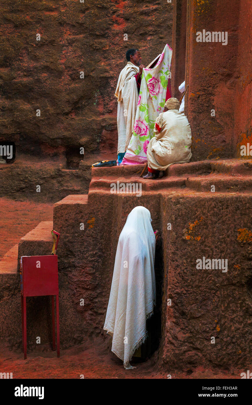 Religious believers at Bet Giyorgis rock-hewn church, Lalibela ...
