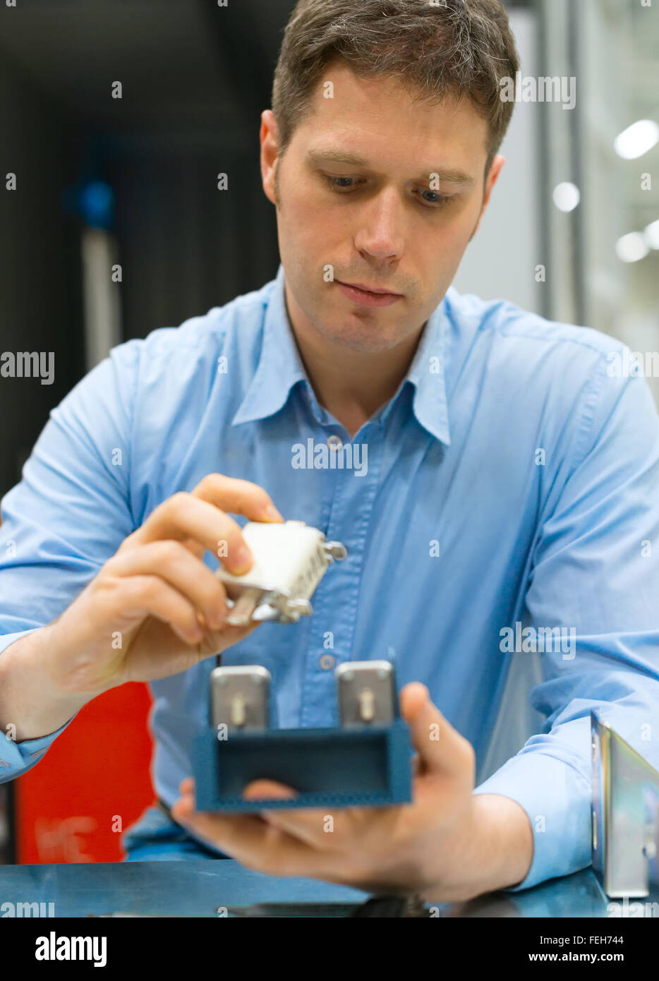 Electronic factory worker hi-res stock photography and images - Alamy
