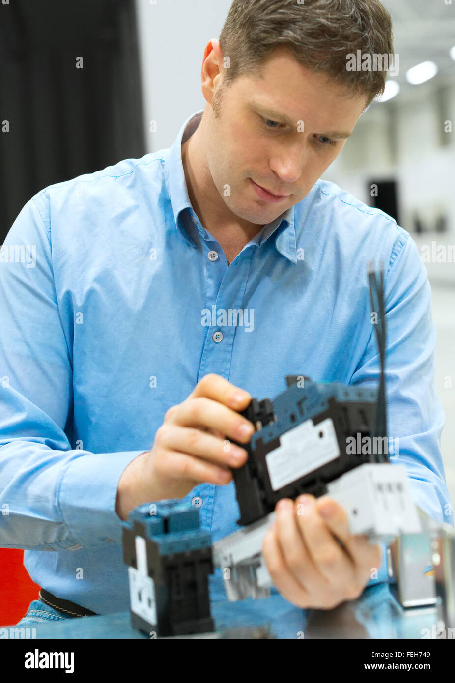 Electronic factory worker hi-res stock photography and images - Alamy