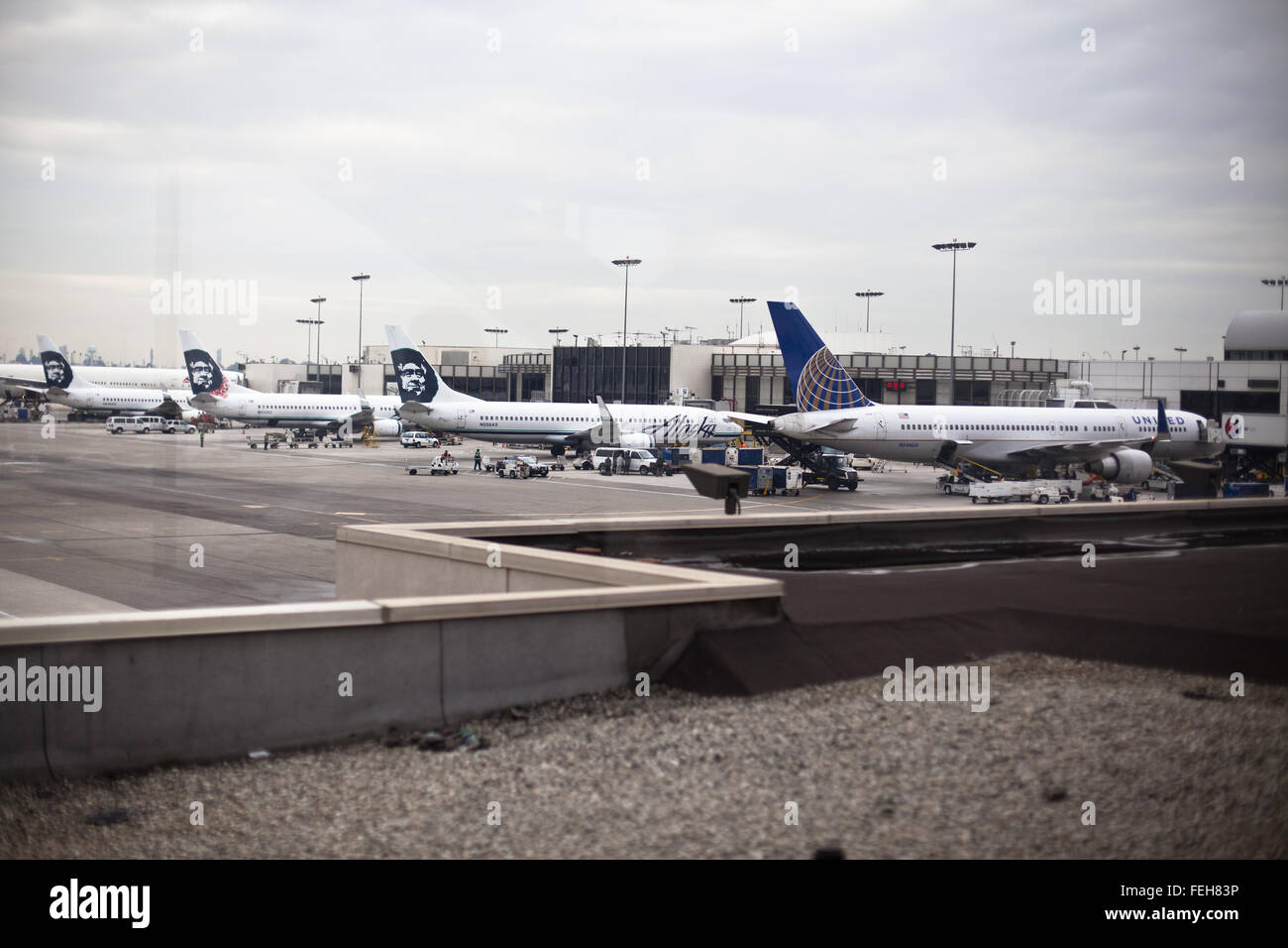 Planes at gates waiting at Los Angeles (LAX) airport Stock Photo - Alamy