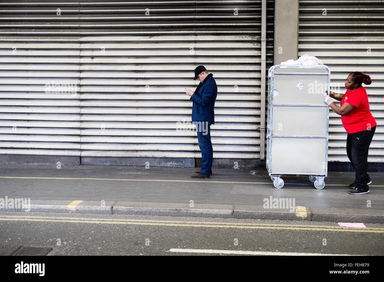 London sidewalk work labour street Stock Photo - Alamy