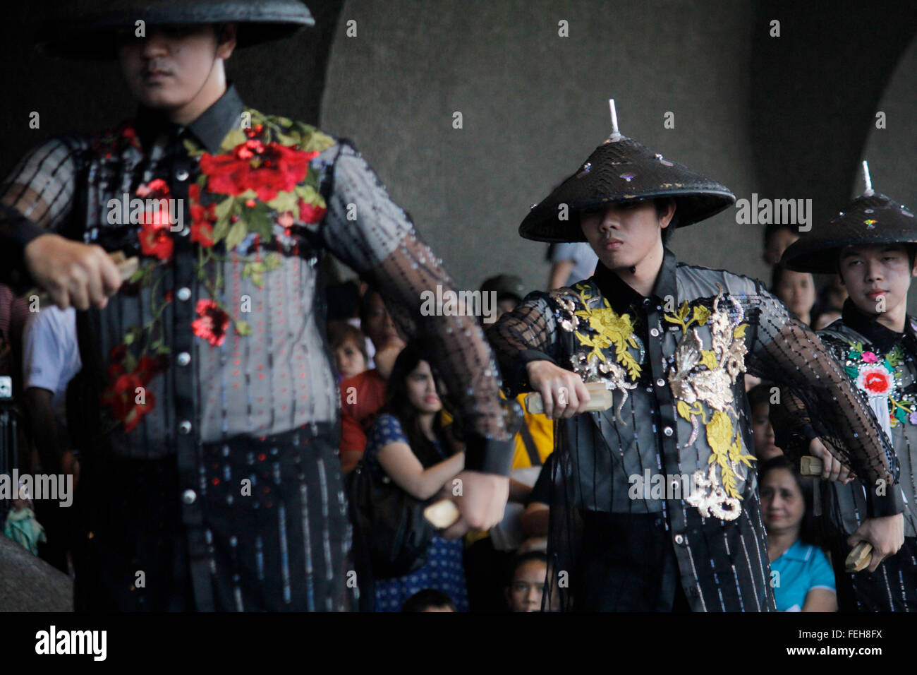 Traditional filipino folk dance hi-res stock photography and images - Alamy