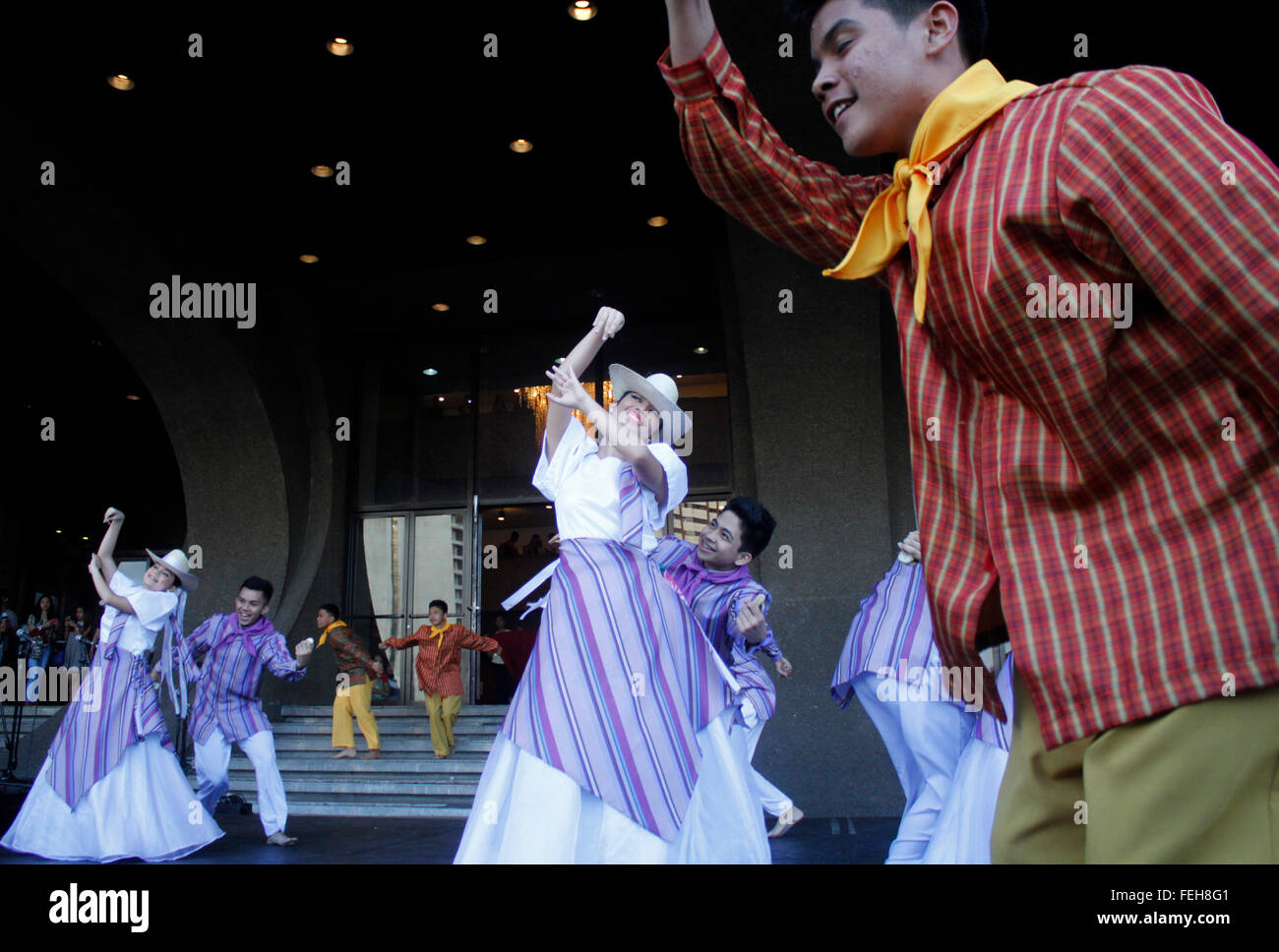 Traditional filipino folk dance hi-res stock photography and images - Alamy
