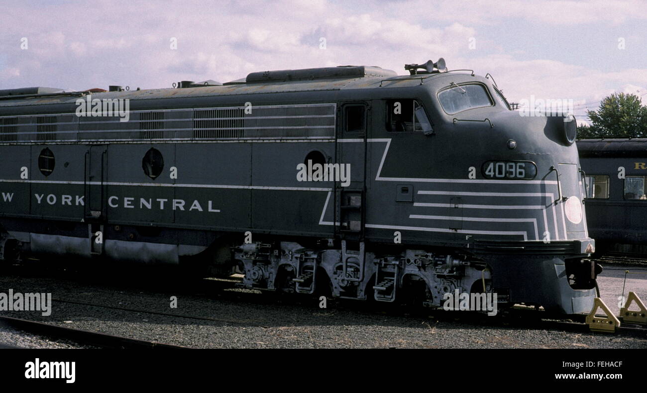 AJAXNETPHOTO. 2000. DANBURY, CT, USA. - STREAMLINER LOCO - A 1947 ...