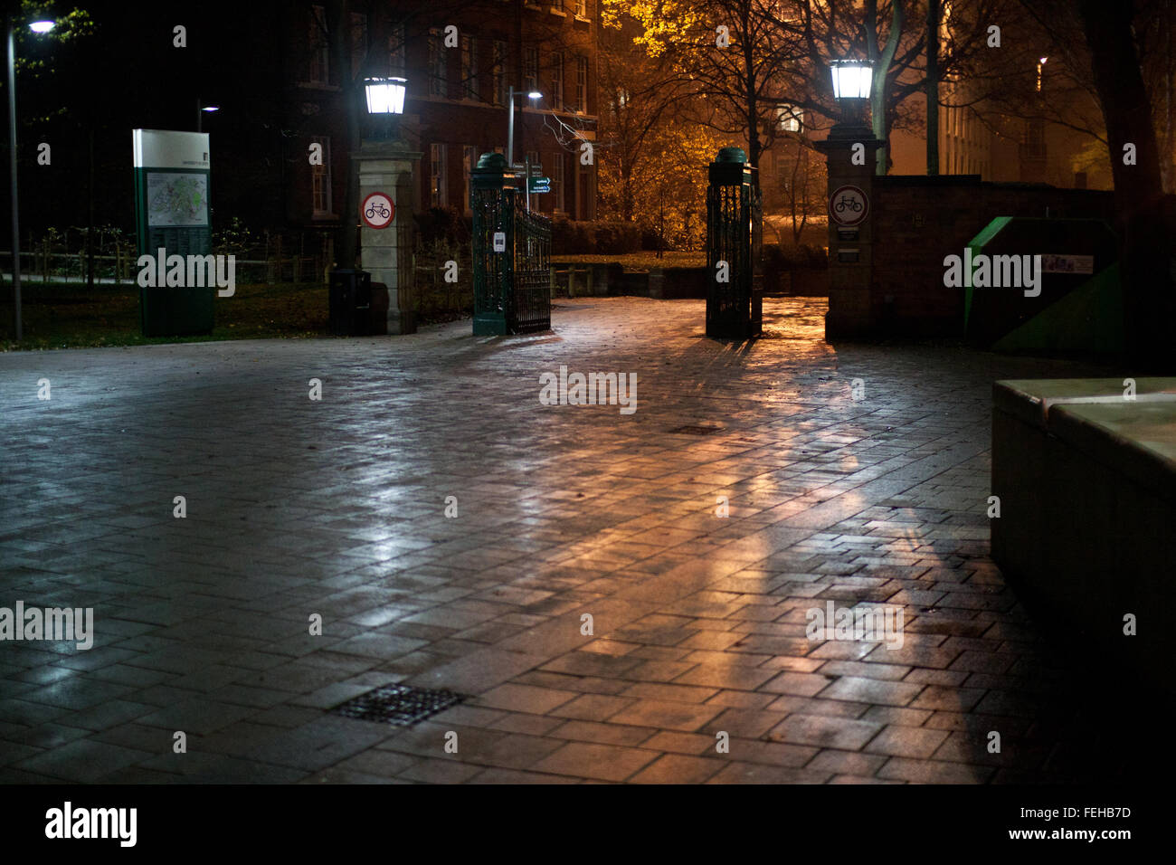 View out from entrance to Leeds University Students' Union at night ...