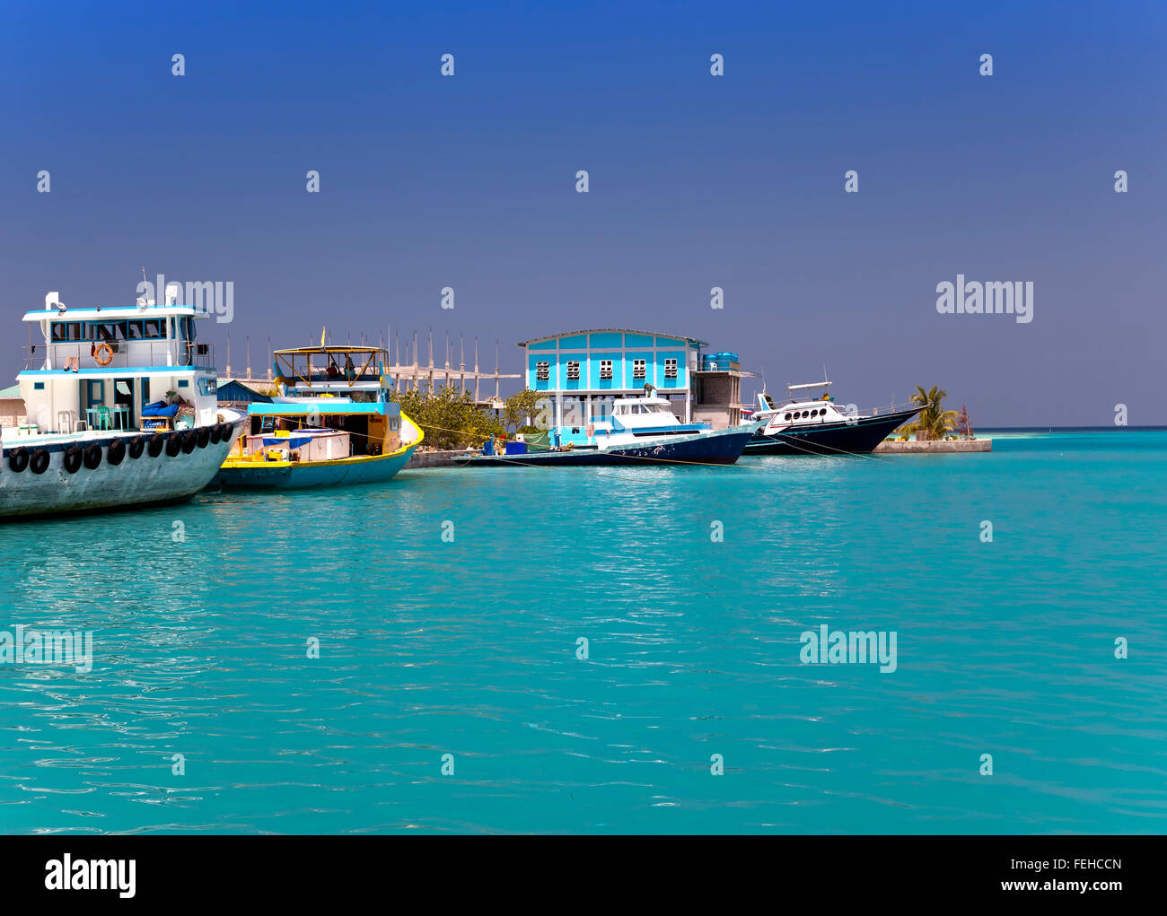 Boats at the mooring on the tropical island Stock Photo - Alamy