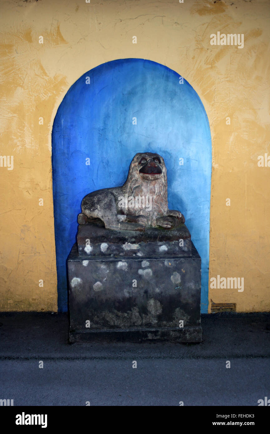 Dog statue in Portmeirion tourist village in Gwynedd, North Wales Stock ...