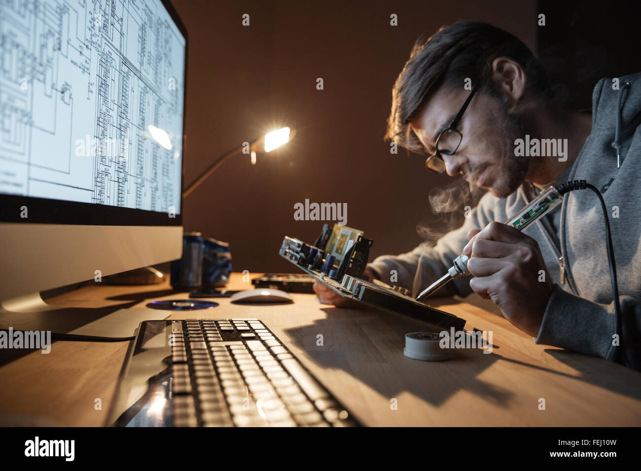 Computer repair man desk hi-res stock photography and images - Alamy