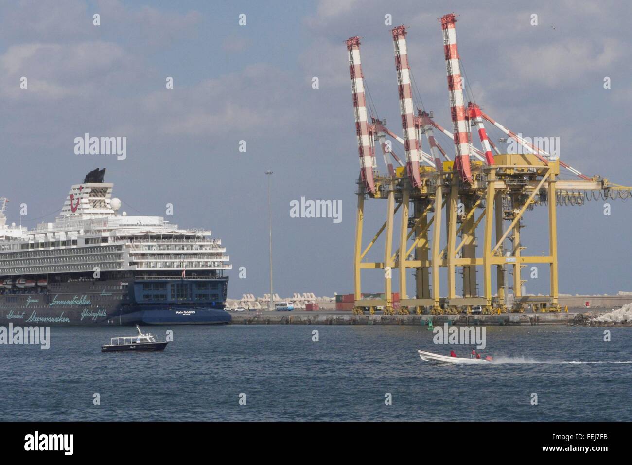 MUSCAT, OMAN Port and cruise ship Stock Photo - Alamy