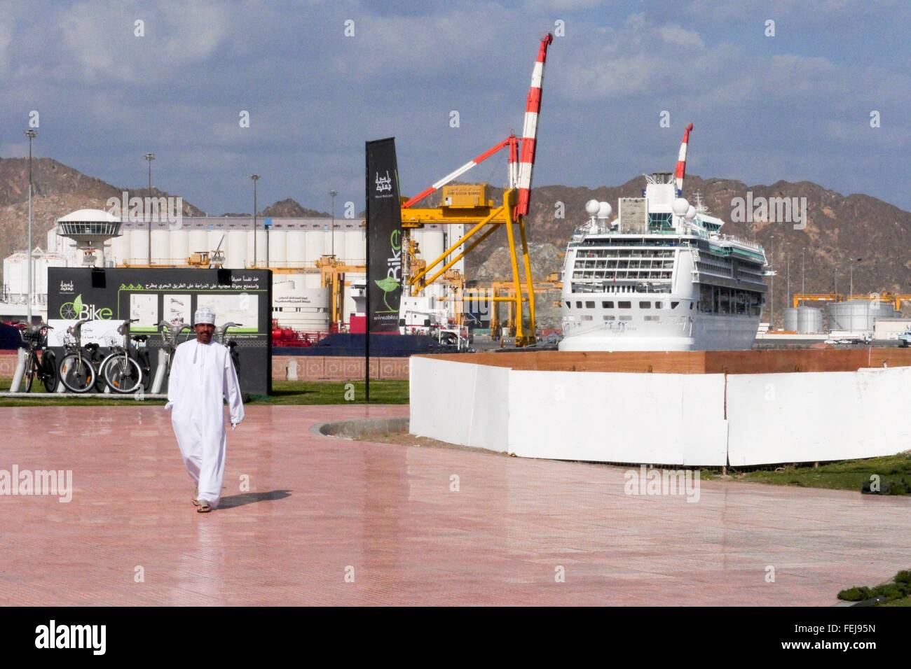 MUSCAT, OMAN Port and cruise ship Stock Photo - Alamy