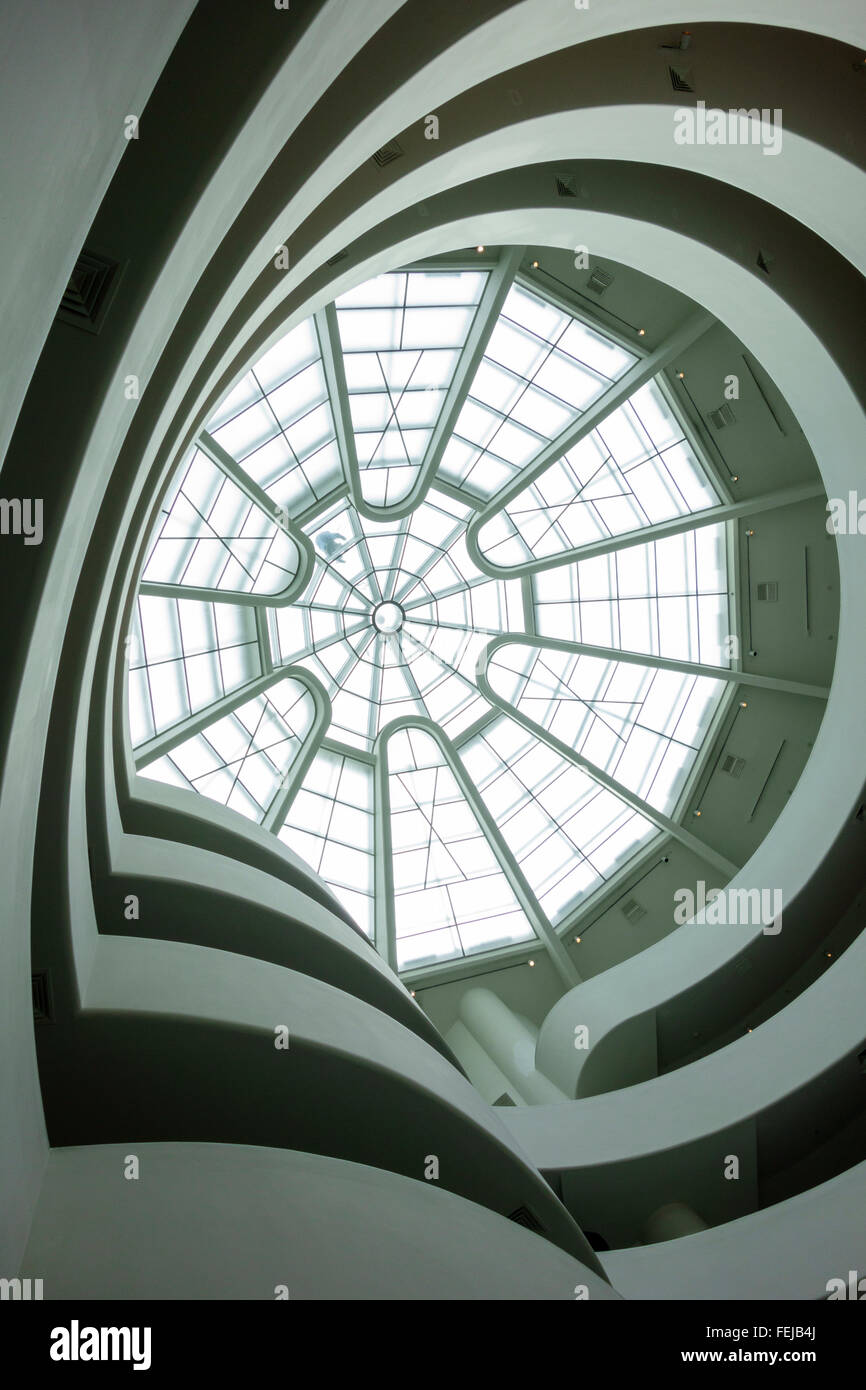 Guggenheim spiral atrium architecture hi-res stock photography and ...