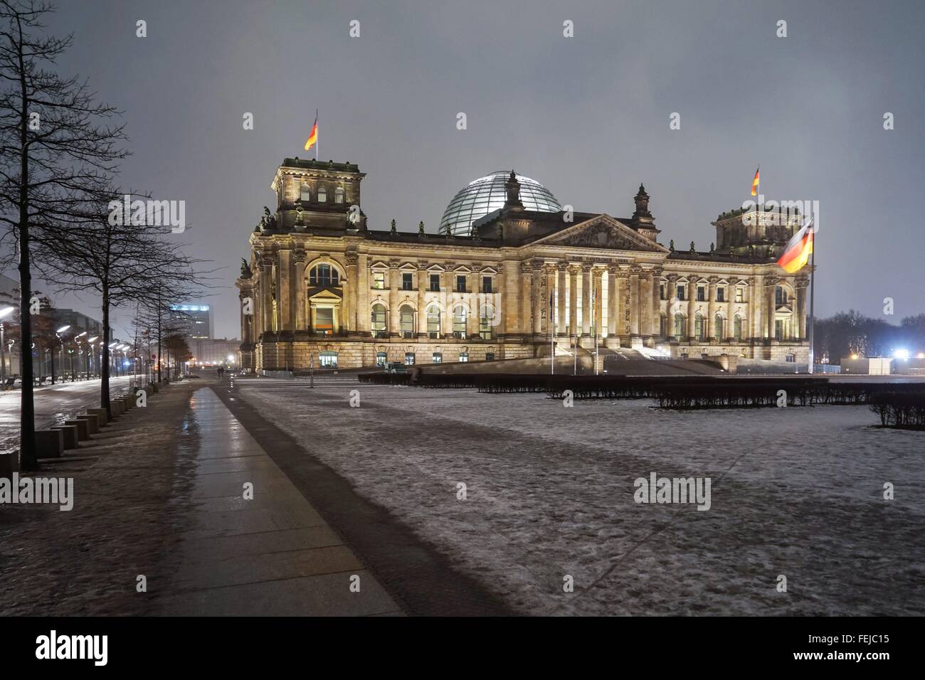 Germany: Front view of the German parliament (Bundestag) in Berlin ...