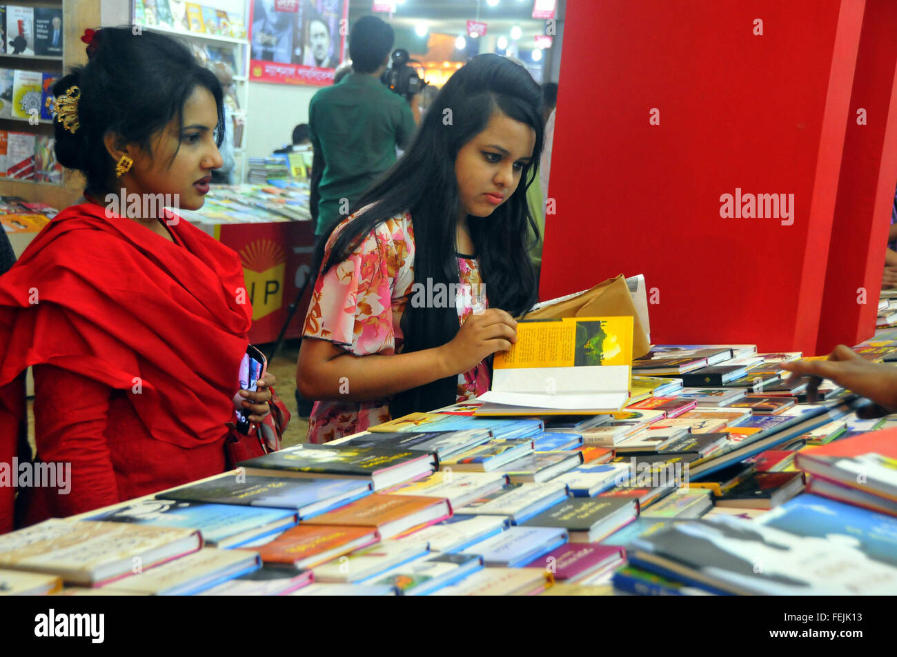 Dhaka, Bangladesh. 7th Feb, 2016. Visitors choose books at a stall at ...