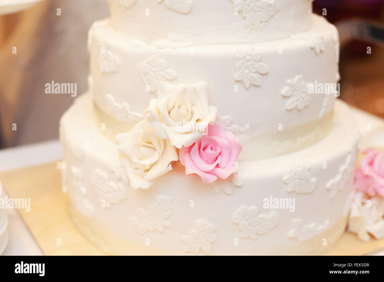 white wedding cake and pink details Stock Photo - Alamy