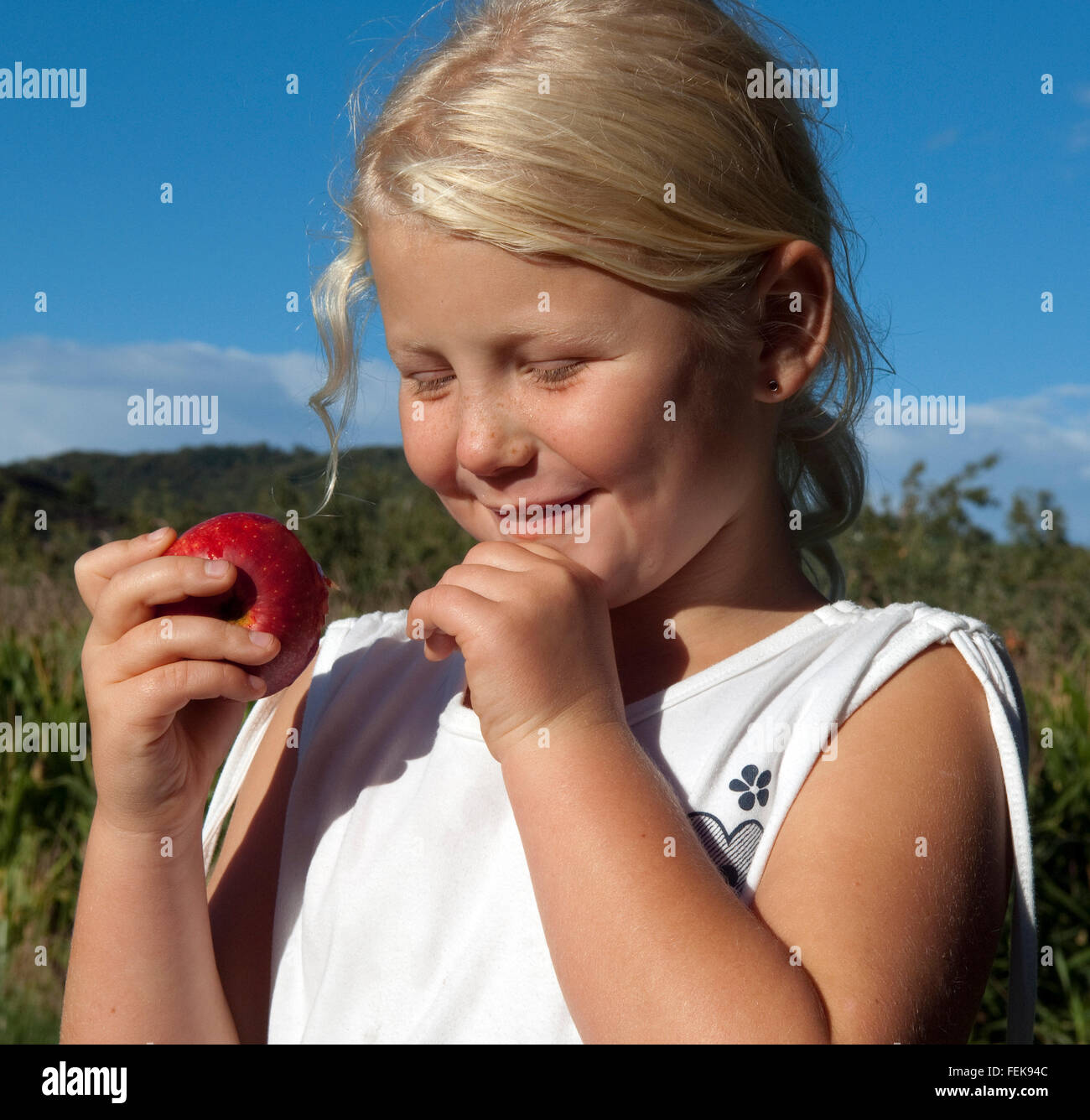 Maedchen apfel hi-res stock photography and images - Alamy