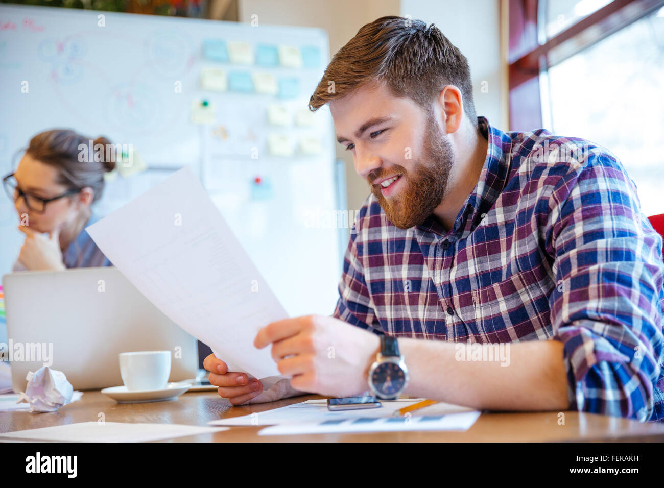 People reading paper hi-res stock photography and images - Alamy