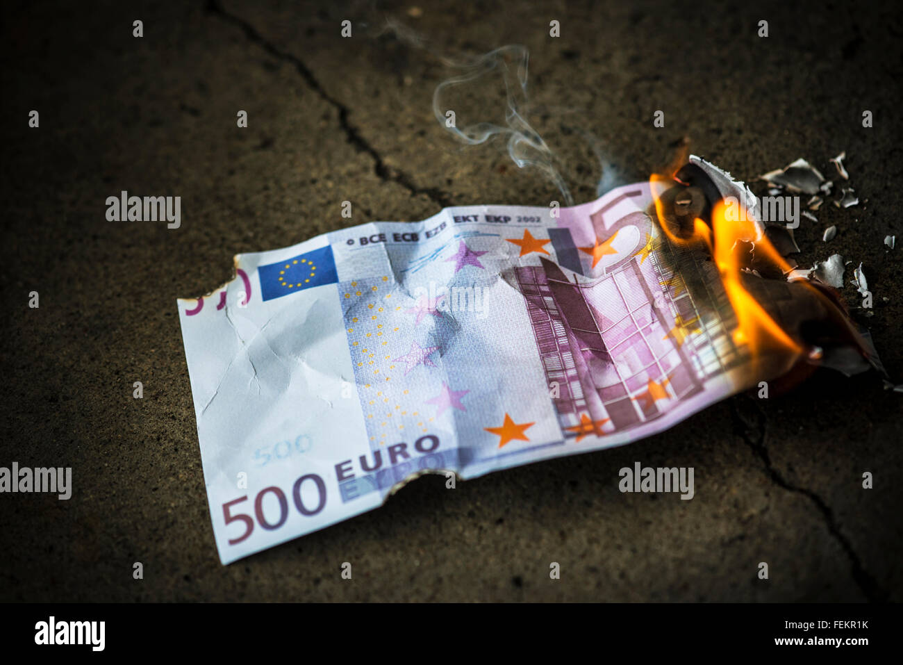 Burning 500 euro banknote Stock Photo - Alamy