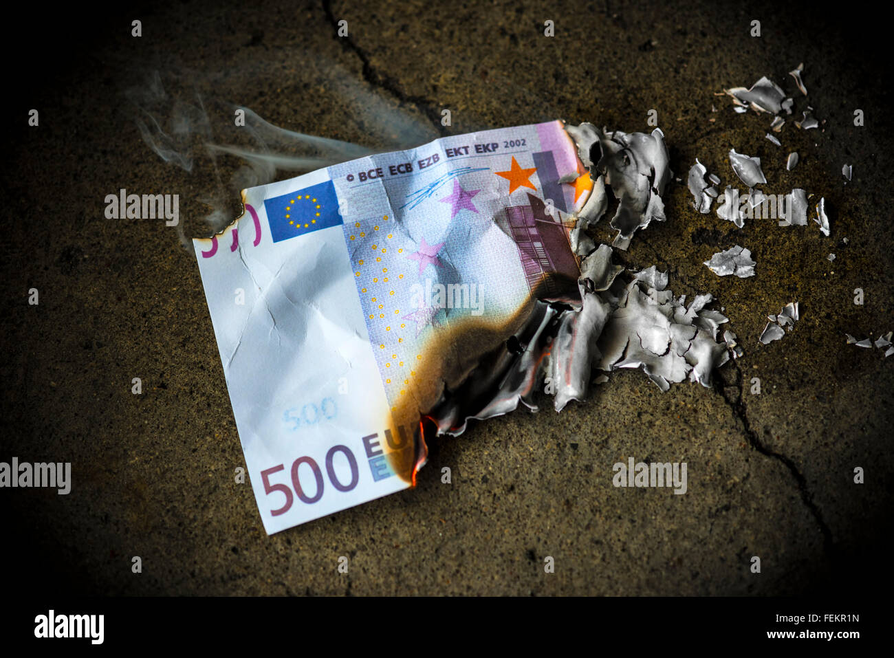 Burning 500 euro banknote Stock Photo - Alamy