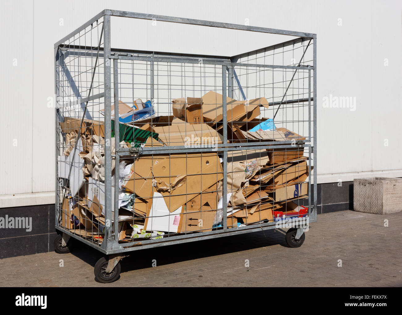 Cardboard boxes can recycle bin hi-res stock photography and images - Alamy
